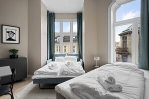 Quarto quádruplo, vista para a cidade | Escrivaninha, espaço de trabalho para notebook, quartos à prova de som