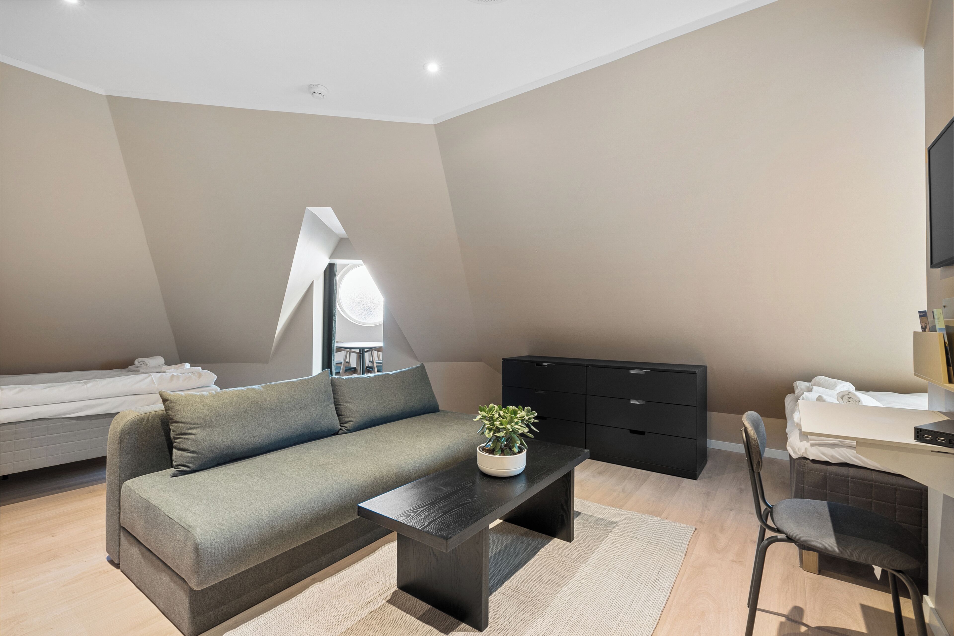 Escrivaninha, espaço de trabalho para notebook, quartos à prova de som