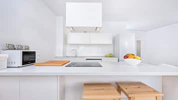 Apartamento família, vista para a cidade | Cozinha privada | Cafeteira/chaleira, torradeira, cadeirão de bebê, produtos de limpeza