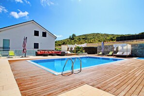8 piscinas exteriores, guarda-sóis, espreguiçadeiras