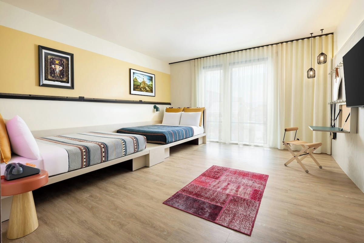 Quarto, 2 camas queen-size | Secretária adequada para computadores portáteis, Wi-fi grátis 