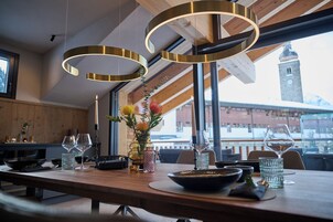 Uma máquina de café expresso, um frigorífico, um micro-ondas