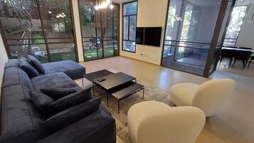Villa, pátio, vista para o jardim | Sala de estar | Smart TV de 65 polegadas com canais digitais