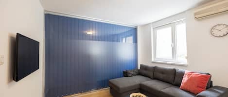 Apartamento Familiar | Sala de estar | Televisor LCD de 32 polegadas com canais por cabo, Netflix