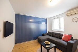 Apartamento Familiar | Sala de estar | Televisor LCD de 32 polegadas com canais por cabo, Netflix 