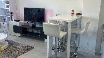 Apartamento superluxo, vista para a cidade | Opções para refeição no quarto