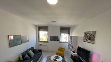 Apartamento superluxo, vista para a cidade | Área de estar | TV de tela plana 40 polegadas com canais a cabo
