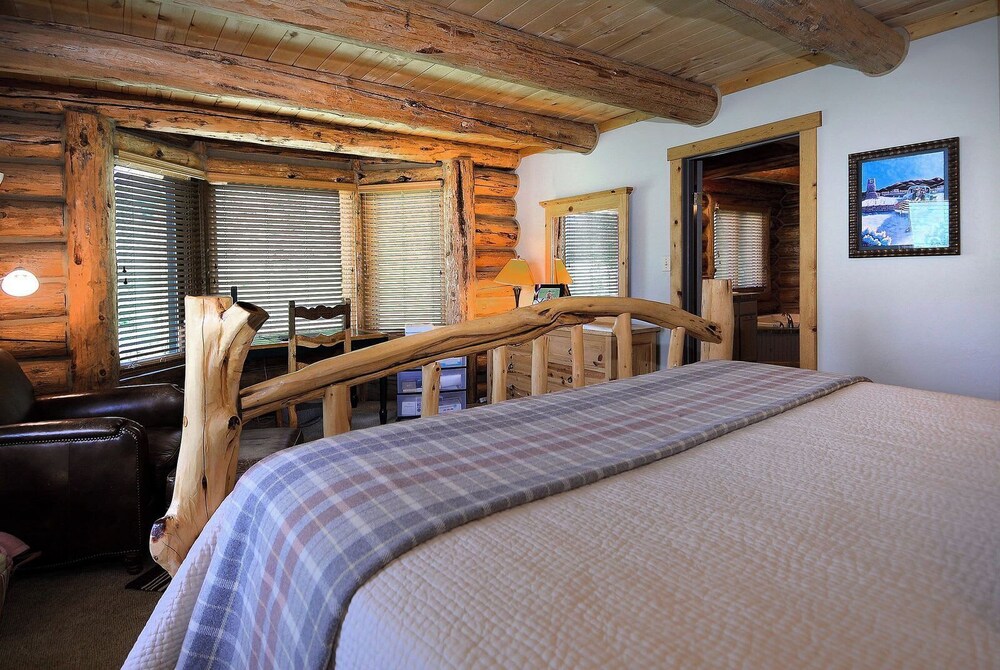 "The Lodge" 5BD/5BA, hot tub, pet friendly! - Mount Crested Butte | Vrbo