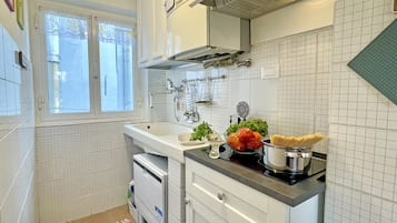 Apartamento básico, sacada, vista para o mar | Cozinha privada | Torradeira, cadeirão de bebê, freezer