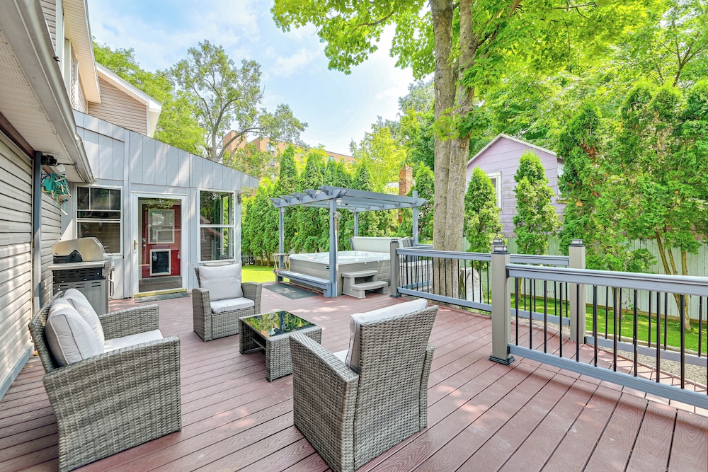 Saratoga Springs Home W/ Hot Tub: Walk To Downtown - Saratoga Springs, NY