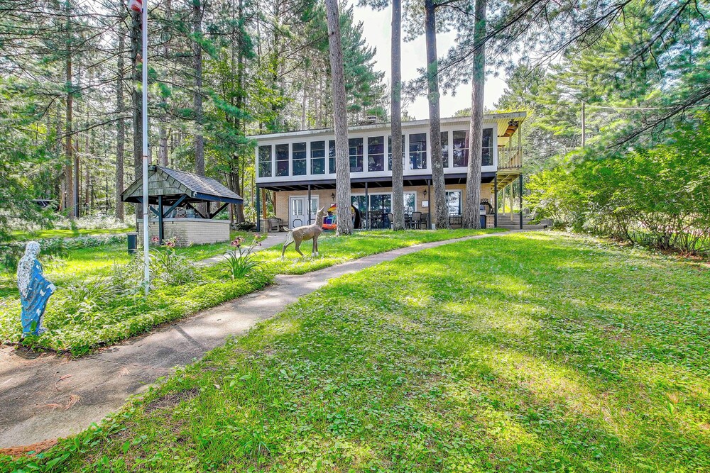Waterfront Berry Lake Getaway W/ Sunroom! - How, WI