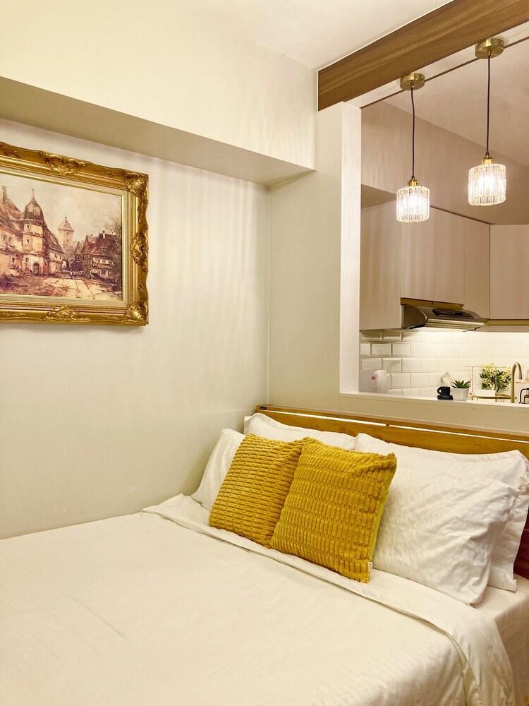 Modern Studio Unit Condo with WiFi, and AC in Avida Riala, IT Park ...