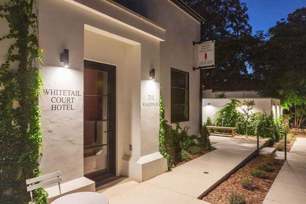 Whitetail Court Hotel - Fredericksburg, TX