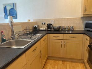 Apartamento | Cozinha privada | Geladeira, micro-ondas, fogão, cooktop