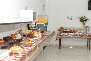 Café da manhã self-service grátis todos os dias