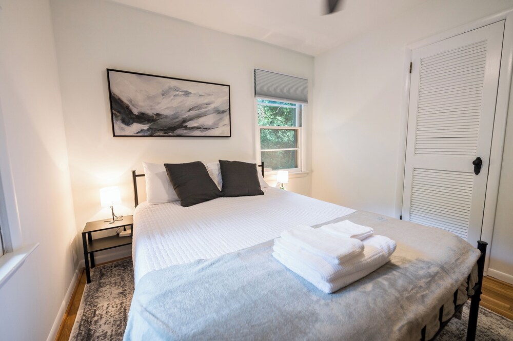 4BR Single Family Home with Backyard, Long Stays Near Hospital ...