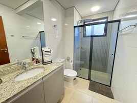 Apartamento de Luxo, varanda, Vista para a cidade | Casa de banho | Um polibã, artigos de higiene pessoal grátis, roupões 