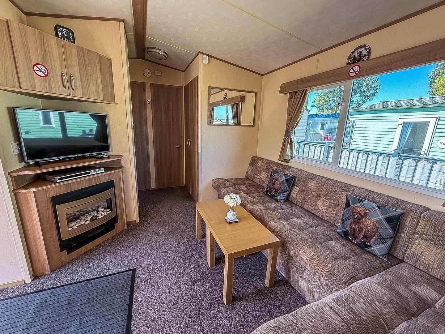 Lovely 6 Berth Caravan With Decking Nearby Scratby Beach Ref 50017b - Caister-on-Sea