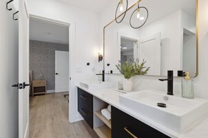 Apartamento Premium em Condomínio Fechado | Casa de banho | Toalhas fornecidas, sabão, champô, papel higiénico 