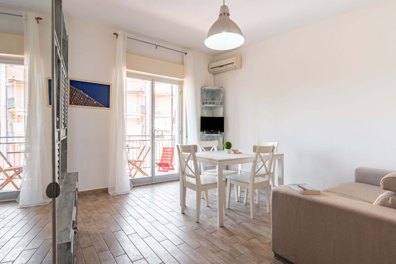 Guesthost - Seaside Escape: Cozy Apartment In Giardini Naxos - Giardini-Naxos