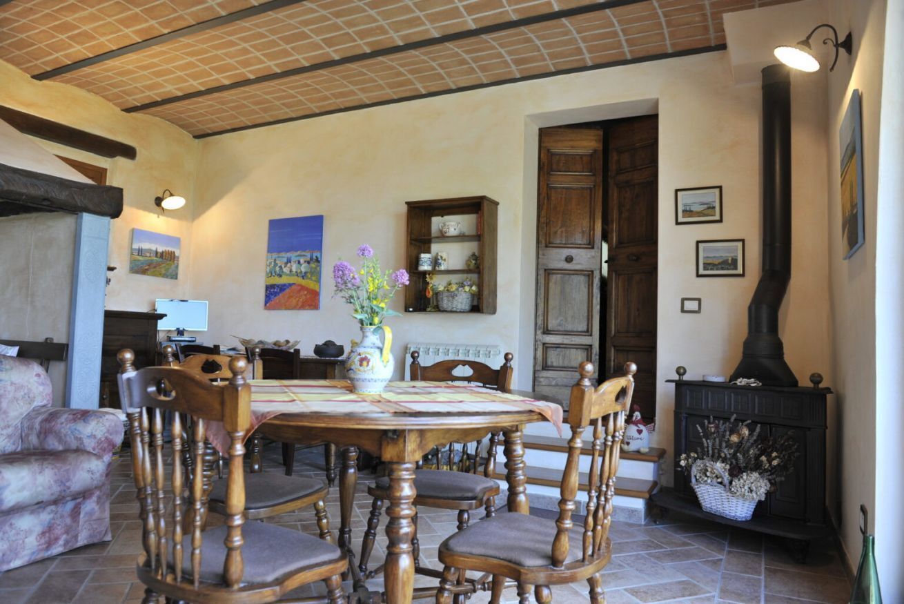 Guesthost - Spacious 140 Sqm Apartment In Lisciano Niccone With Stunning Views Of Lake Trasimeno. Ideal For 8 People, It Offers 4 Parking Spaces And Ample Outdoor Space. Enjoy The Tranquility And Beauty Of The Surrounding Landscape With The Convenience O - Cortona