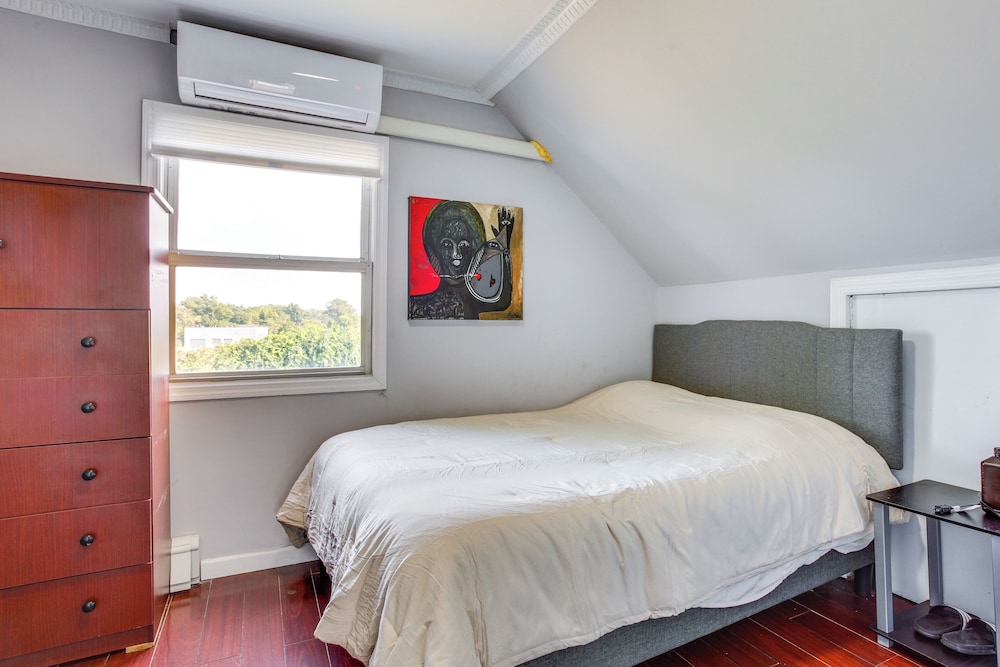 Long Island Duplex By Airport & Train - Long Island, NY