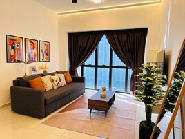 Apartamento Signature, Vista para a cidade | Sala de estar | TV de ecrã plano 