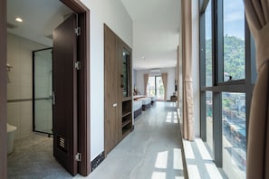 Quarto Triplo Deluxe, Vista para a cidade | Camas de colchão viscoelástico, minibar com produtos grátis