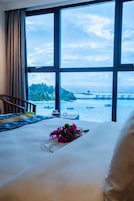 Quarto casal luxo, vista para o mar | Cofres nos quartos, escrivaninha, espaço de trabalho para notebook