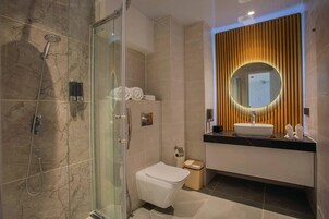 Quarto casal conforto, vista para a cidade | Banheiro | Chuveiro, secador de cabelo, toalhas de banho, sabonete