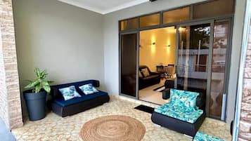 Apartamento Deluxe, varanda, vista para a piscina | Terraço/pátio interior