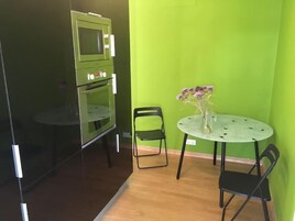 Uma chaleira elétrica, uma torradeira 