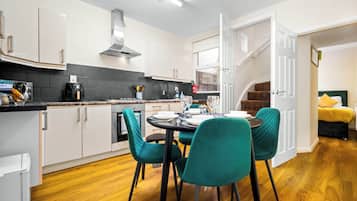 Casa | Cozinha privada | Um frigorífico, um micro-ondas, um forno, uma placa de cozinha