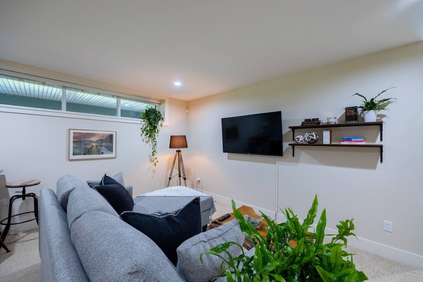 Cozy Guest Suite W A/c & Playground - 웨스트밴쿠버