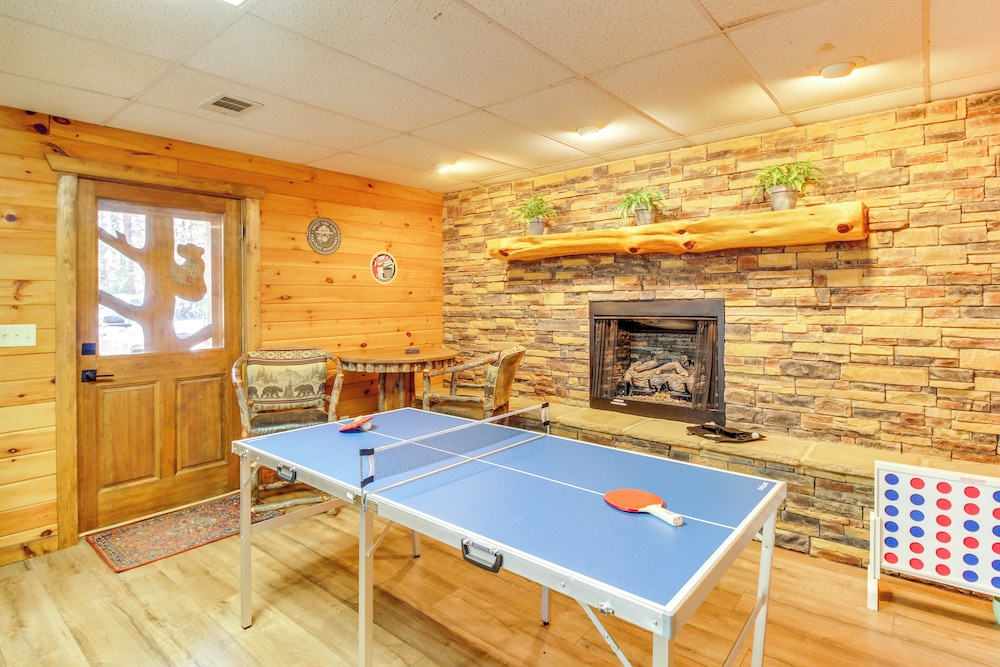 Secluded Cherry Log Cabin W/ Hot Tub + Swings! - Ellijay, GA