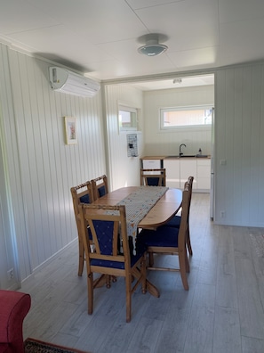 Ground Floor Apartment | Opções para refeição no quarto