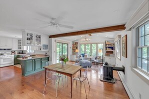 Casa, 4 quartos | Cozinha privada | Um frigorífico, um forno, uma cafeteira/bule, uma torradeira