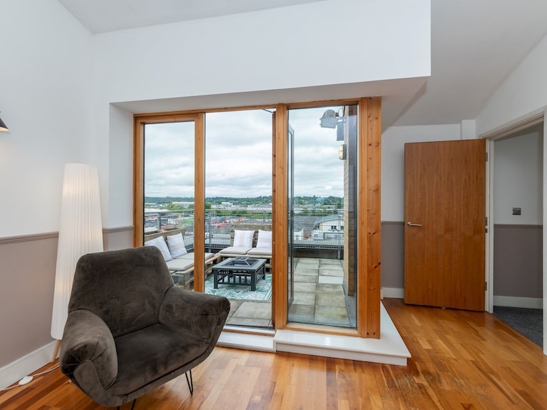 Newly Built Top-floor Flat With Private Terrace - Pass The Keys - Reading