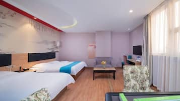 Quarto de hotel com duas camas, uma escrivaninha, uma cadeira e uma televisão.
