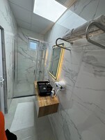 Suite-Estúdio Deluxe, Vista para a cidade | Casa de banho | Uma combinação polibã/banheira, um secador de cabelo 