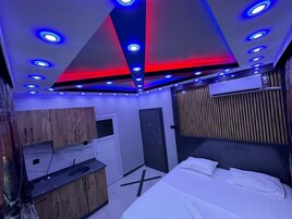 Suíte estúdio luxo, vista para a cidade | Escrivaninha, Wi-Fi de cortesia