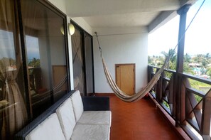 Apartamento Familiar, vista parcial para o mar | Sala de estar | TV de ecrã plano 