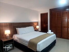 Apartamento família, vista parcial para o mar | 1 quarto, cofres nos quartos, cortinas blackout