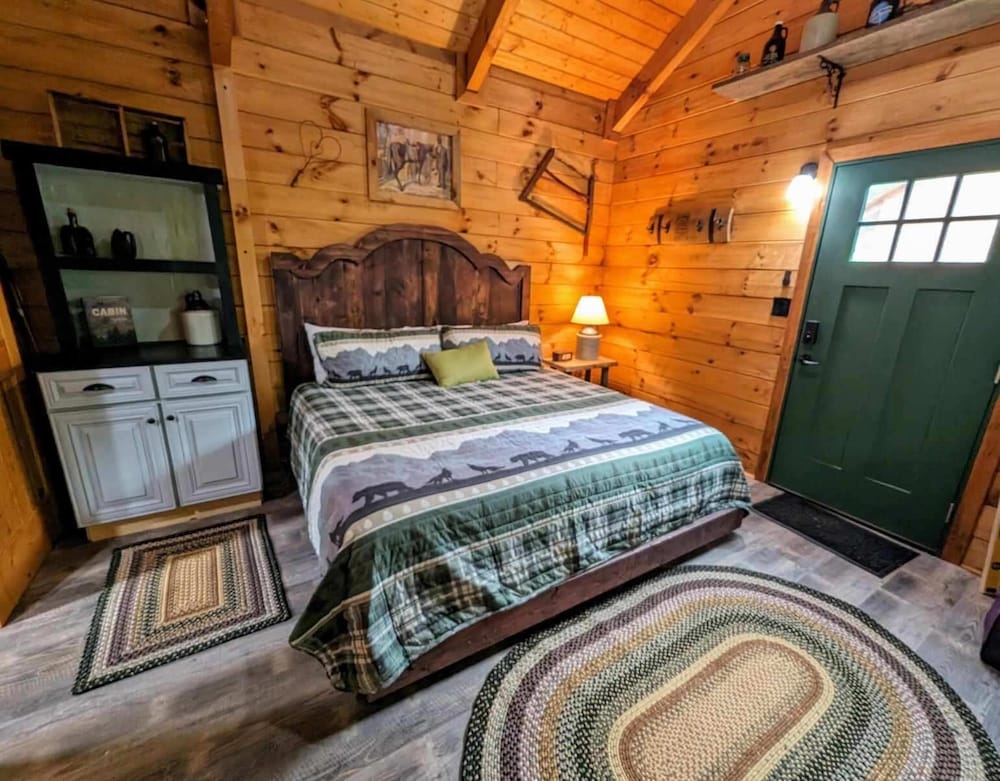 "Moonshine Mansion" Cozy tiny cabin in peaceful Fancy Gap. - Fancy Gap ...