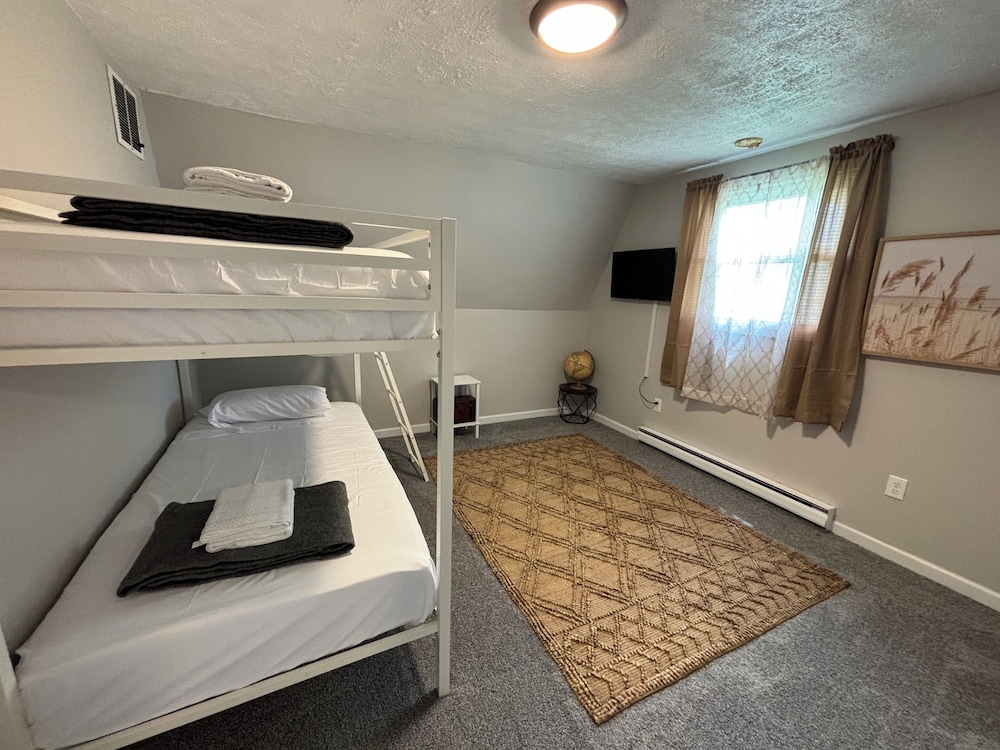 Charming Cabin In Crystal Rock
Sleeps 10 W/ Hot Tub And Terrace Balcony! - Sandusky, OH