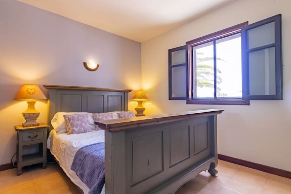 Relaxing Villa Vista A La Montana, Heated Private Pool Short Walk From Seafront - Playa Blanca