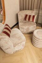 Quarto casal superior | Cofres nos quartos, escrivaninha, espaço de trabalho para notebook