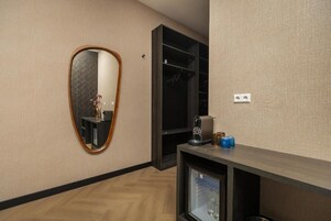 Quarto casal luxo | Cofres nos quartos, escrivaninha, espaço de trabalho para notebook