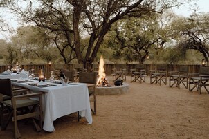 Serviço de café da manhã, almoço, jantar; vistas para a piscina