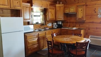 Cabana de Madeira Deluxe, adaptado para pessoas com dificuldades de mobilidade, não fumadores | Cozinha privada | Um frigorífico/congelador grande, um micro-ondas, uma placa de cozinha